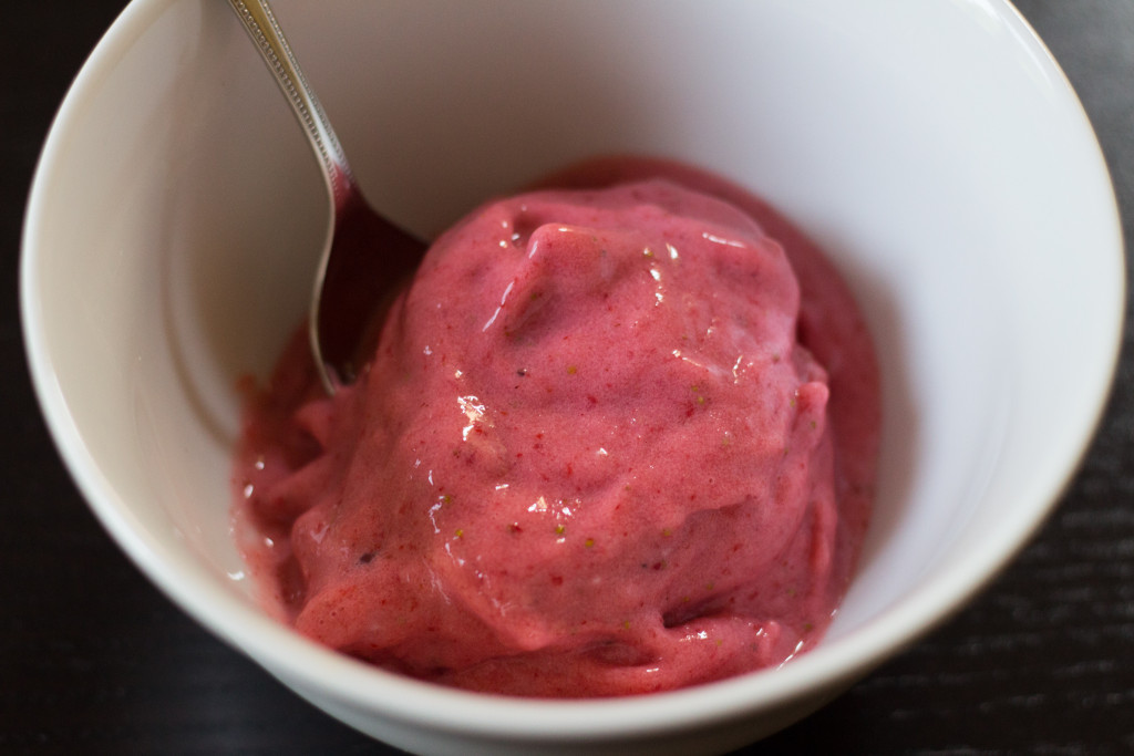 Erdbeereis - ohne Eismaschine, ohne Zucker, vegan